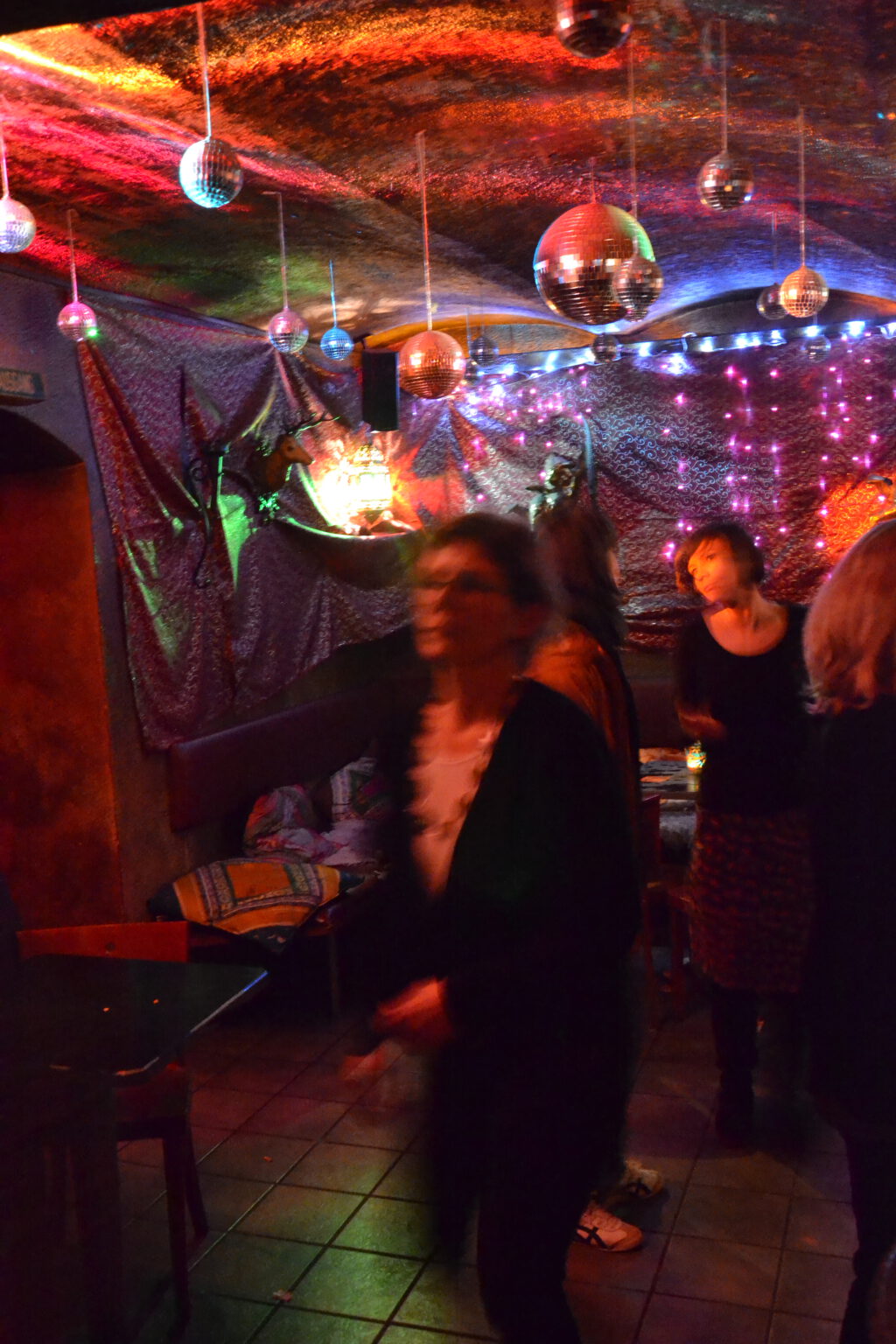 b2 bar-Lounge LGBTQI* Kassel Musik Gin Cocktails Kneipe b2