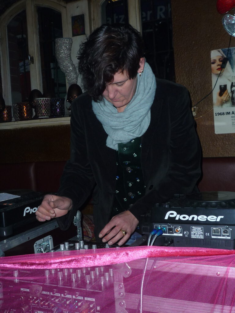 b2 bar-Lounge LGBTQI* Kassel Musik Gin Cocktails Kneipe b2