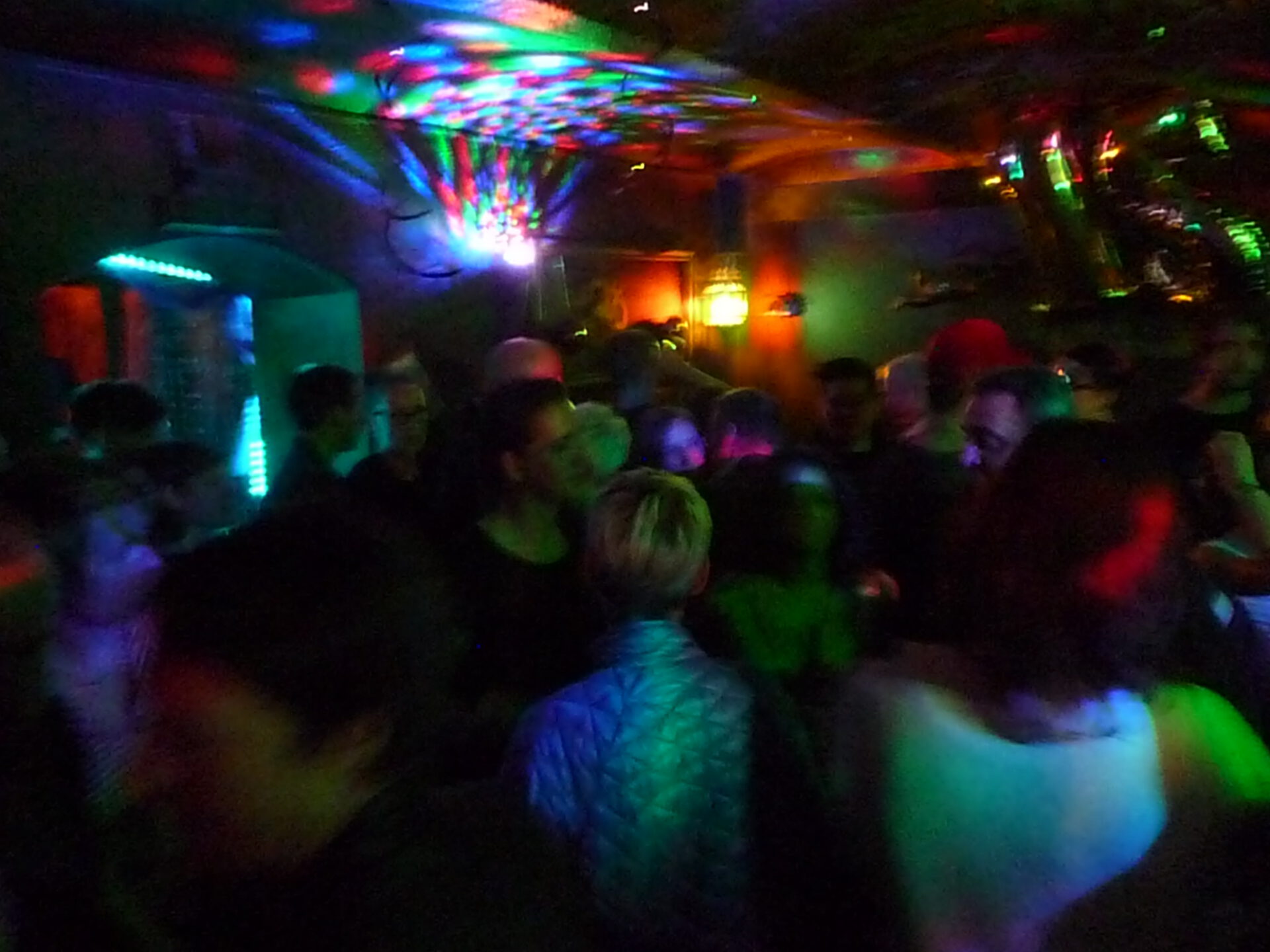 b2 bar-Lounge LGBTQI* Kassel Musik Gin Cocktails Kneipe b2